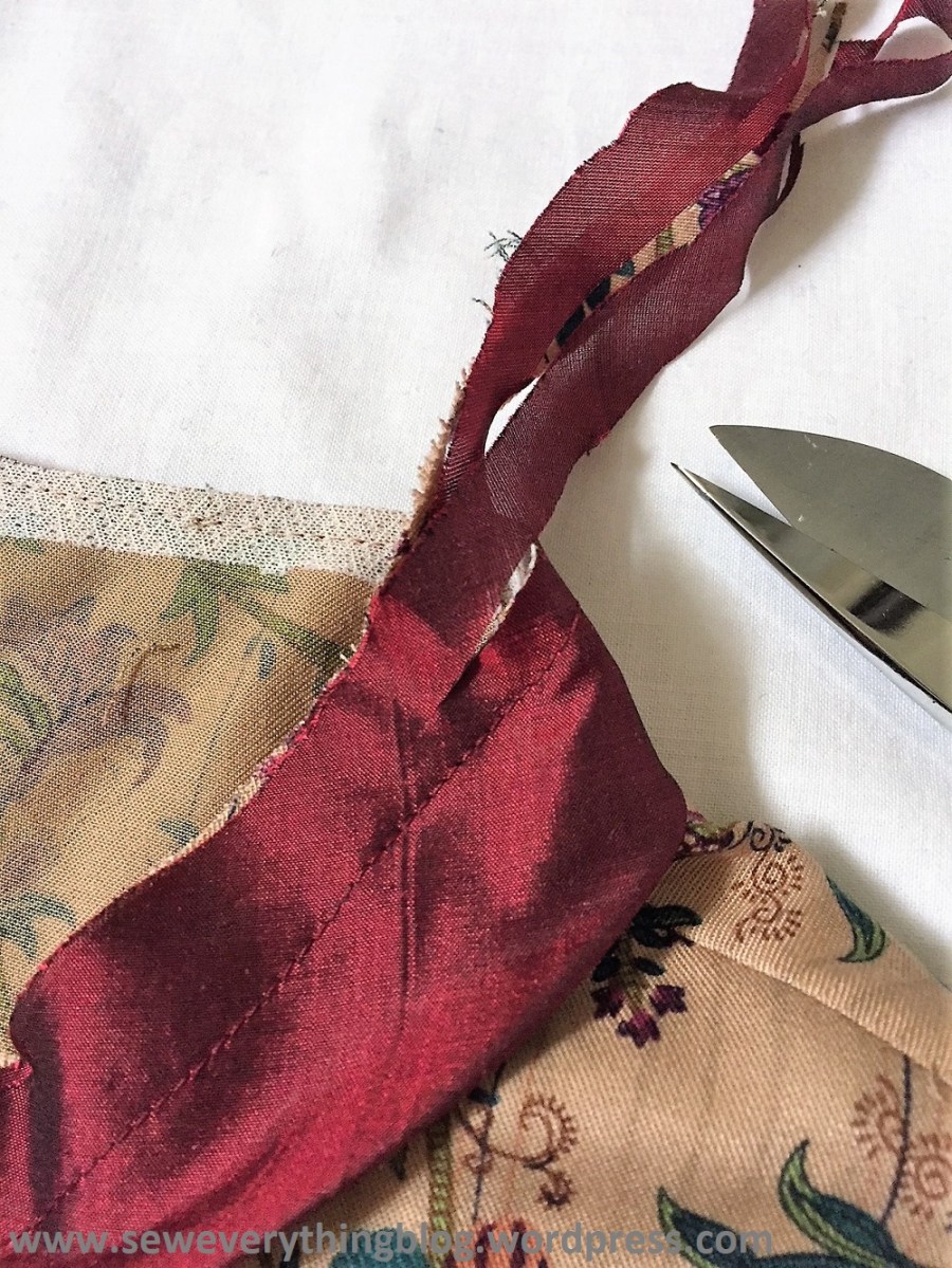 Finish a Neck Edge with Piping/Facing Combo – Sew Everything Blog