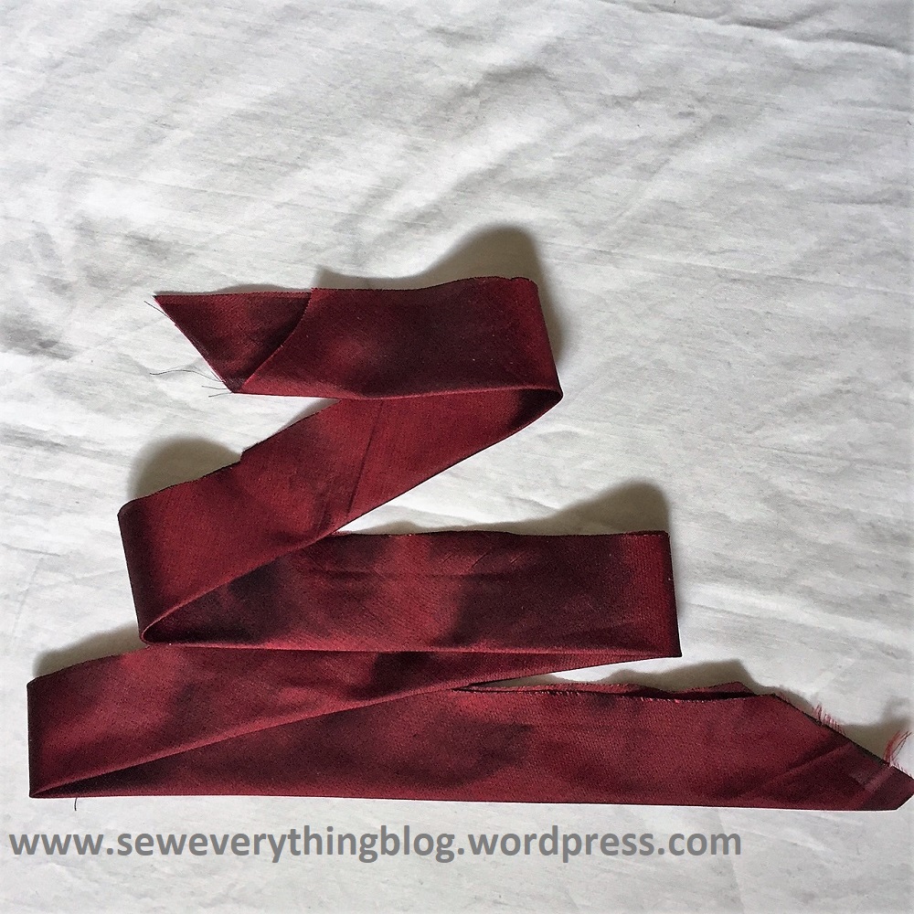 Finish a Neck Edge with Piping/Facing Combo – Sew Everything Blog